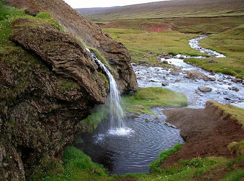 Laugarvellir geothermal pool - Marina Travel